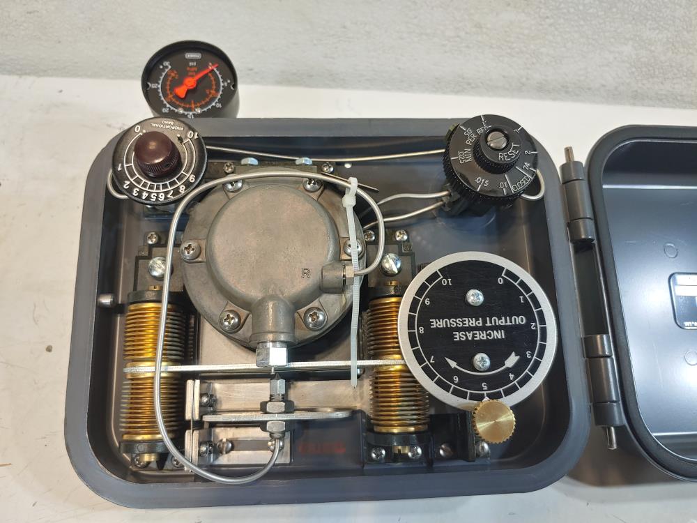 Fisher Multi-Trol 2516 Pneumatic Receiver Controller Input: 3 To 15 PSI