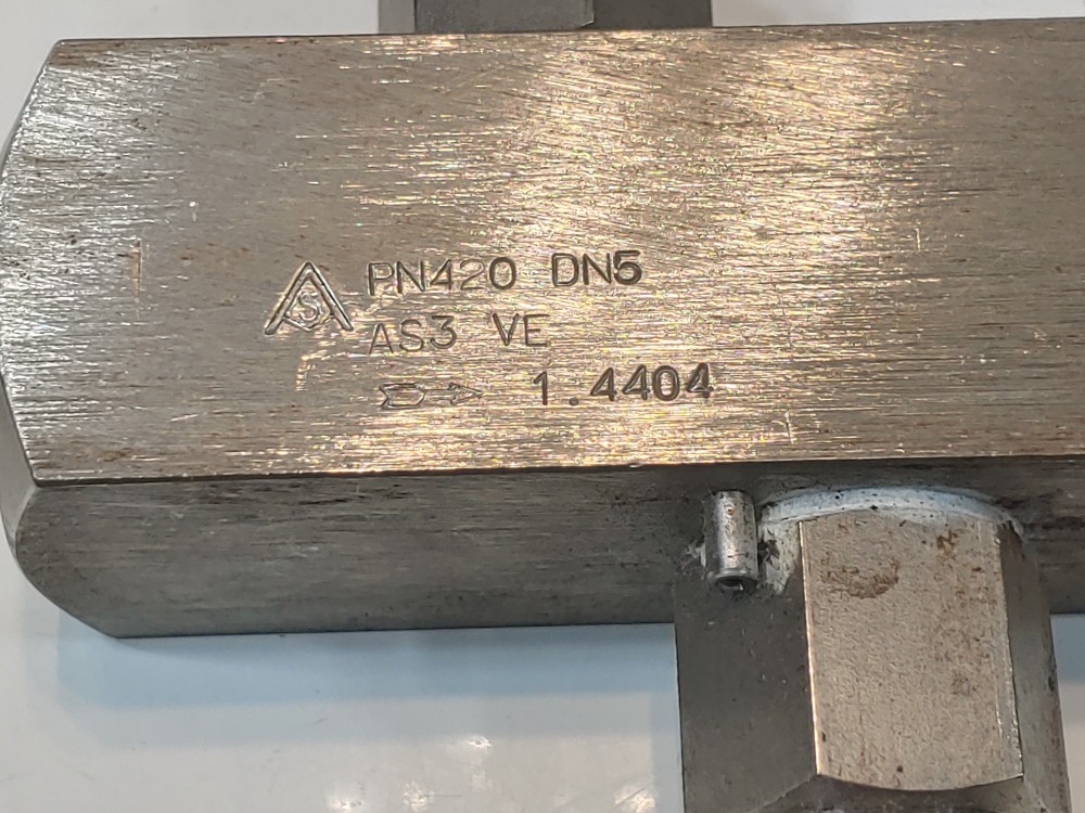 Schneider Block & Bleed Manifold Valve Pn420 Dn5