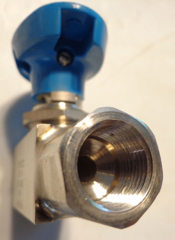 LOT OF (2) HOKE ULTRAMITE 7022 SERIES 3/8" 2-WAY BALL VALVES 7022F6C20