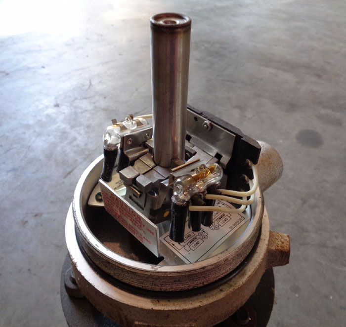 MAGNETROL 1.5" 300# FLANGED FLOAT CAGE LIQUID LEVEL SWITCH #C29-2P40-ANM