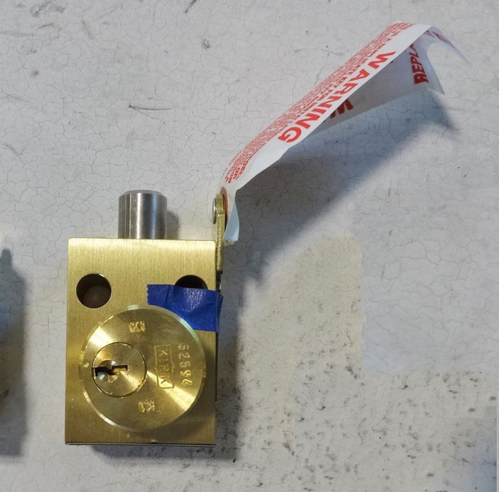 KIRK KEY TYPE F FLAT MOUNTED STANDARD DUTY BOLT INTERLOCK W/ 3/4" BOLT ...