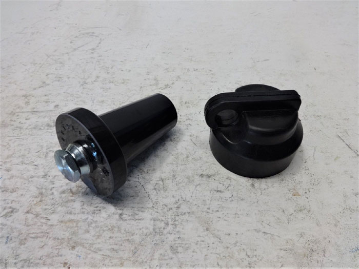 LOT - COOPER LOADBREAK BUSHING WELL INSERT LBI215 W/ DEADBREAK CONN & ADAPT