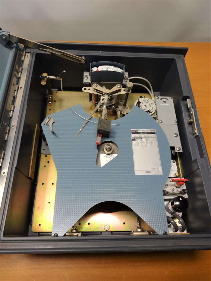 FOXBORO PNEUMATIC CIRCULAR CHART DRIVE RECORDER M/40PR-A4N2-FX1F