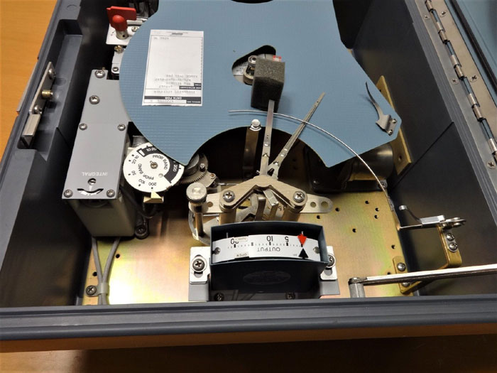 FOXBORO PNEUMATIC CIRCULAR CHART DRIVE RECORDER M/40PR-A4N2-FX1F