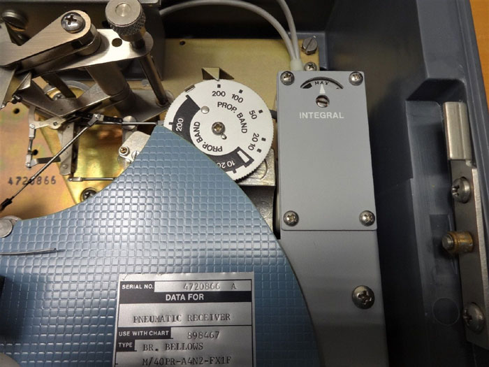 FOXBORO PNEUMATIC CIRCULAR CHART DRIVE RECORDER M/40PR-A4N2-FX1F