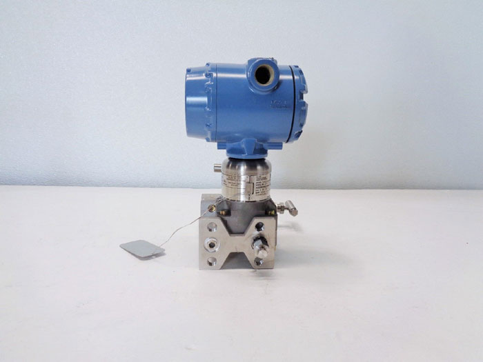 Rosemount 300 PSI Pressure Transmitter 3051S1CG4A2A15A1ABCE5M5 w/Manifold
