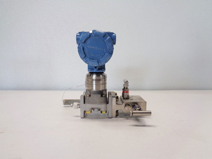 Rosemount 300 PSI Pressure Transmitter 3051S1CG4A2A15A1ABCE5M5 w/Manifold