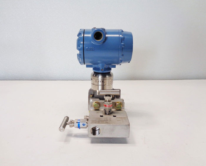 Rosemount 300 PSI Pressure Transmitter 3051S1CG4A2A15A1ABCE5M5 w/Manifold