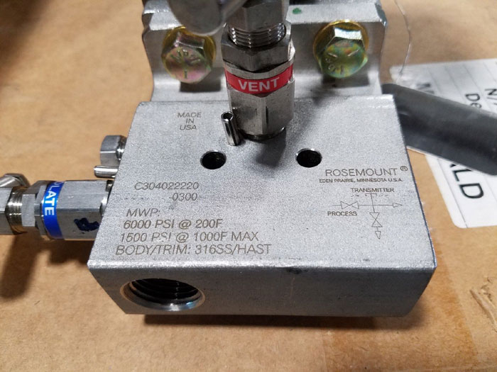 Rosemount 300 PSI Pressure Transmitter 3051S1CG4A2A15A1ABCE5M5 w/Manifold