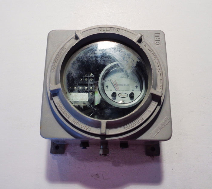 HUBBELL KILLARK ENCLOSURE GRHB W/ DWYER PHOTOHELIC SERIES A3000