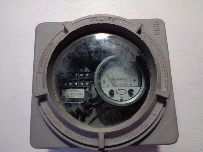 HUBBELL KILLARK ENCLOSURE GRHB W/ DWYER PHOTOHELIC SERIES A3000