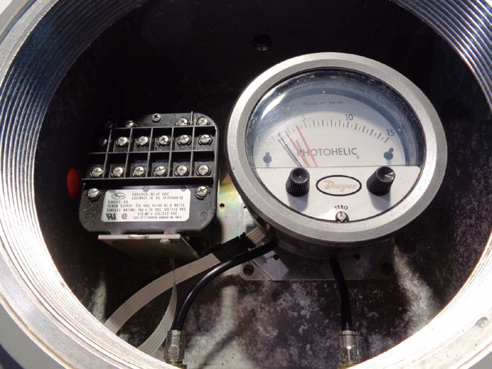 HUBBELL KILLARK ENCLOSURE GRHB W/ DWYER PHOTOHELIC SERIES A3000