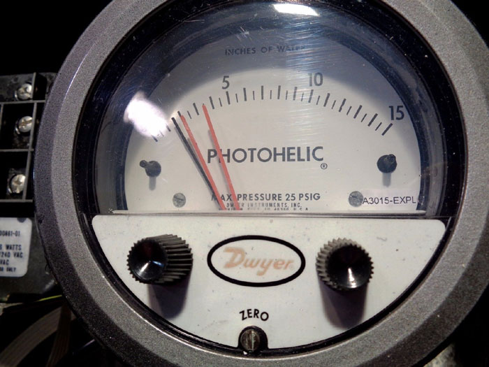 HUBBELL KILLARK ENCLOSURE GRHB W/ DWYER PHOTOHELIC SERIES A3000