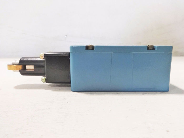 MICRO SWITCH PRECISION LIMIT SWITCH 105ML1-E1 0351