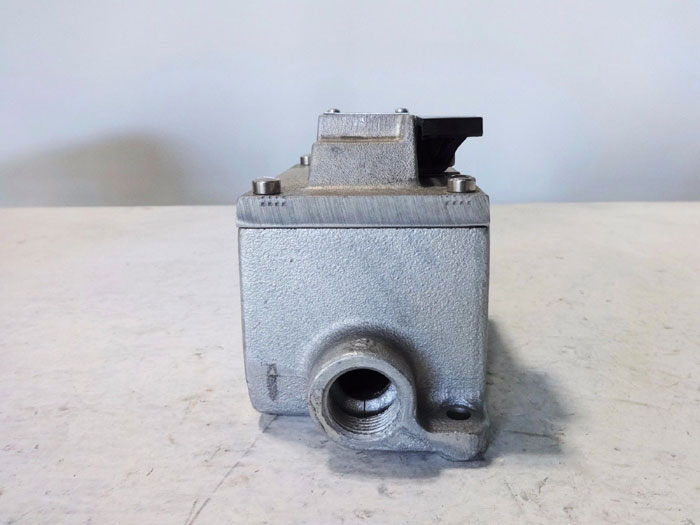 COOPER CROUSE-HINDS EXPLOSION PROOF SIDE OPERATED PUSH BUTTON STATION ...