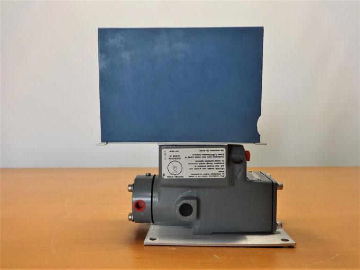 MOORE TRANSDUCER 77-16 WITH ACROMAG PNEUMATIC TRANSMITTER 160T-FM-1